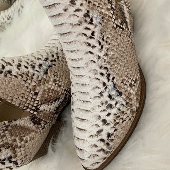 Chinese Laundry | Shoes | Cl By Chinese Laundry Cortes Bootie | Poshmark